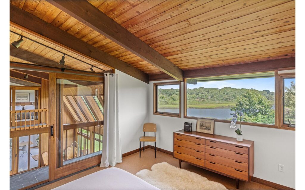 North Fork Dream Home: a lovely and lofty creekside cabin in Peconic